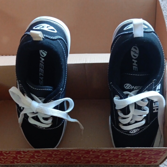 Heelys | Shoes | Heelys Classic Black And White Roller Shoes Size 4 Big ...